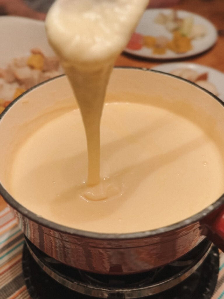 La vraie fondue au fromage suisse moitié-moité fribougeoise