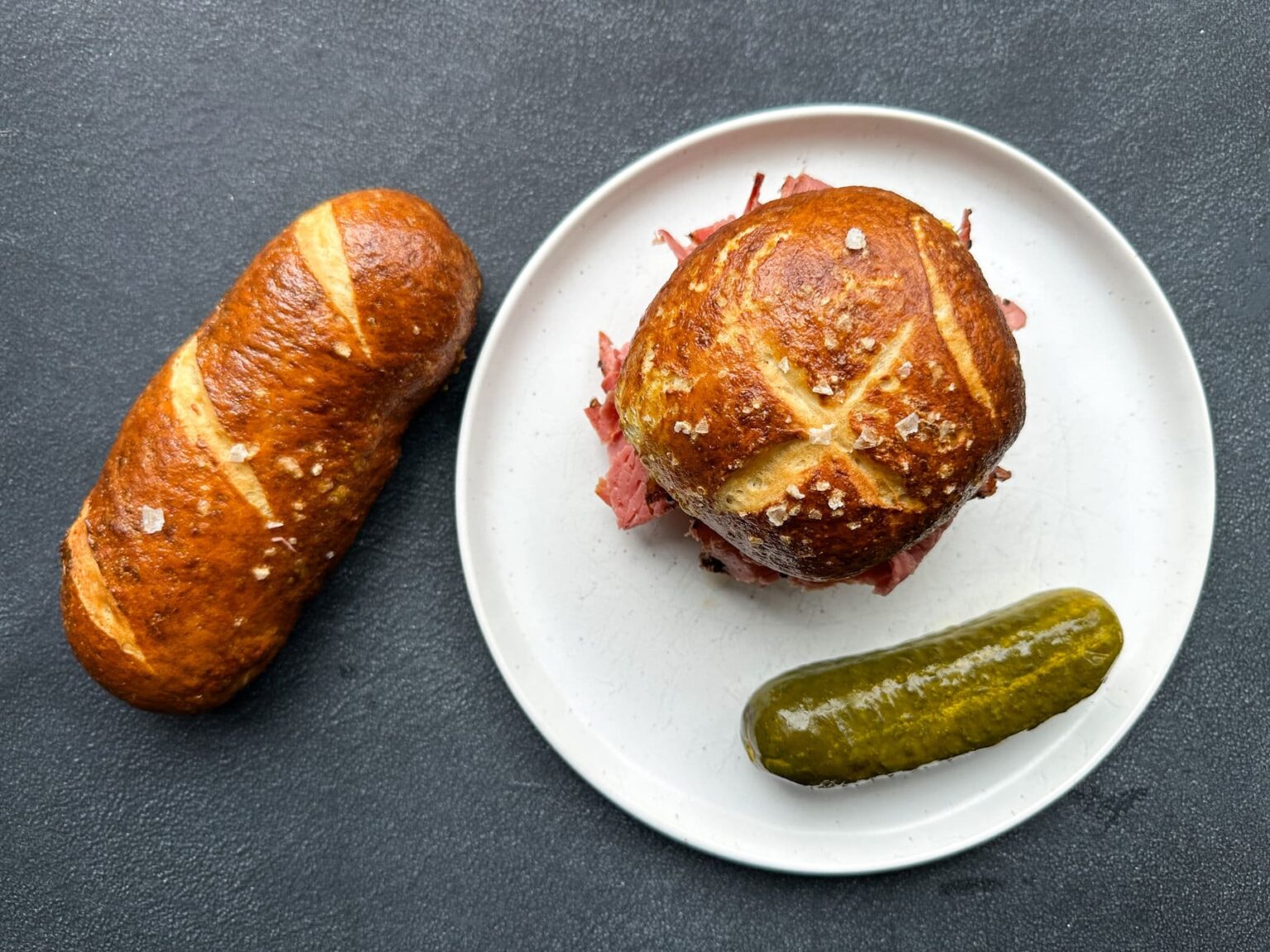 Mauricette, le petit pain pretzel (bretzel) fait maison • La petite bette
