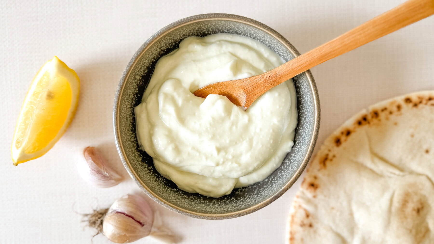Sauce à l'ail libanaise parfaite en 2 minutes (toum) • La petite bette